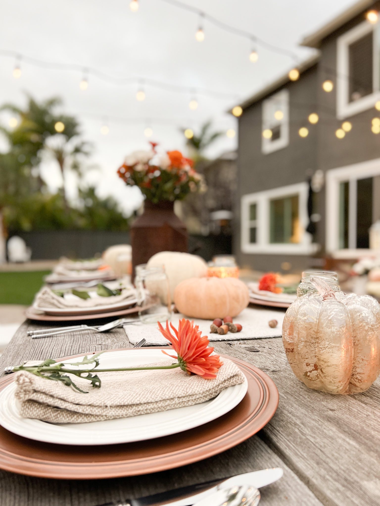 A Simple and Welcoming Friendsgiving Tablescape