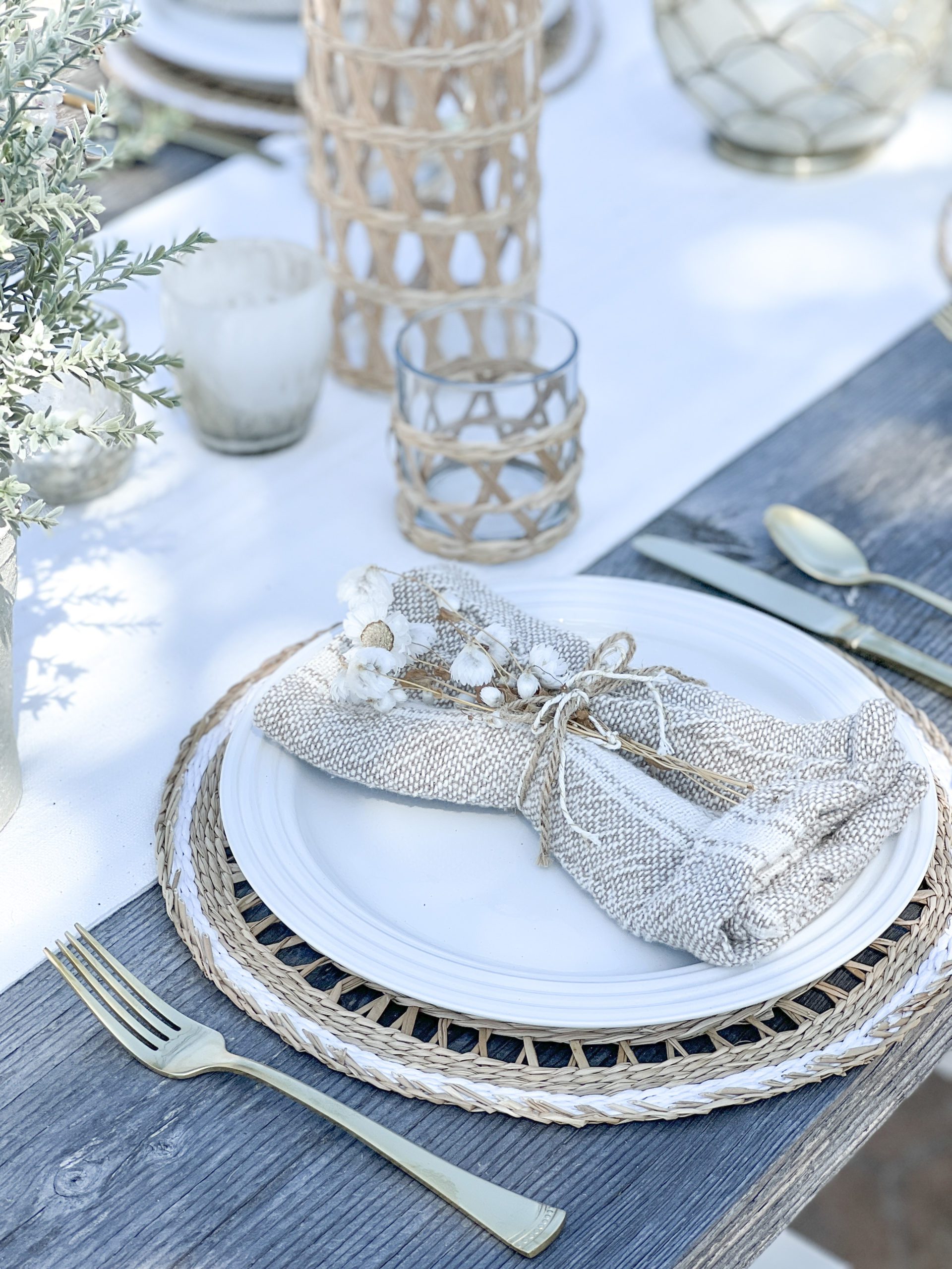 A Simple and Fresh Outdoor Summer Tablescape - Pasha is Home