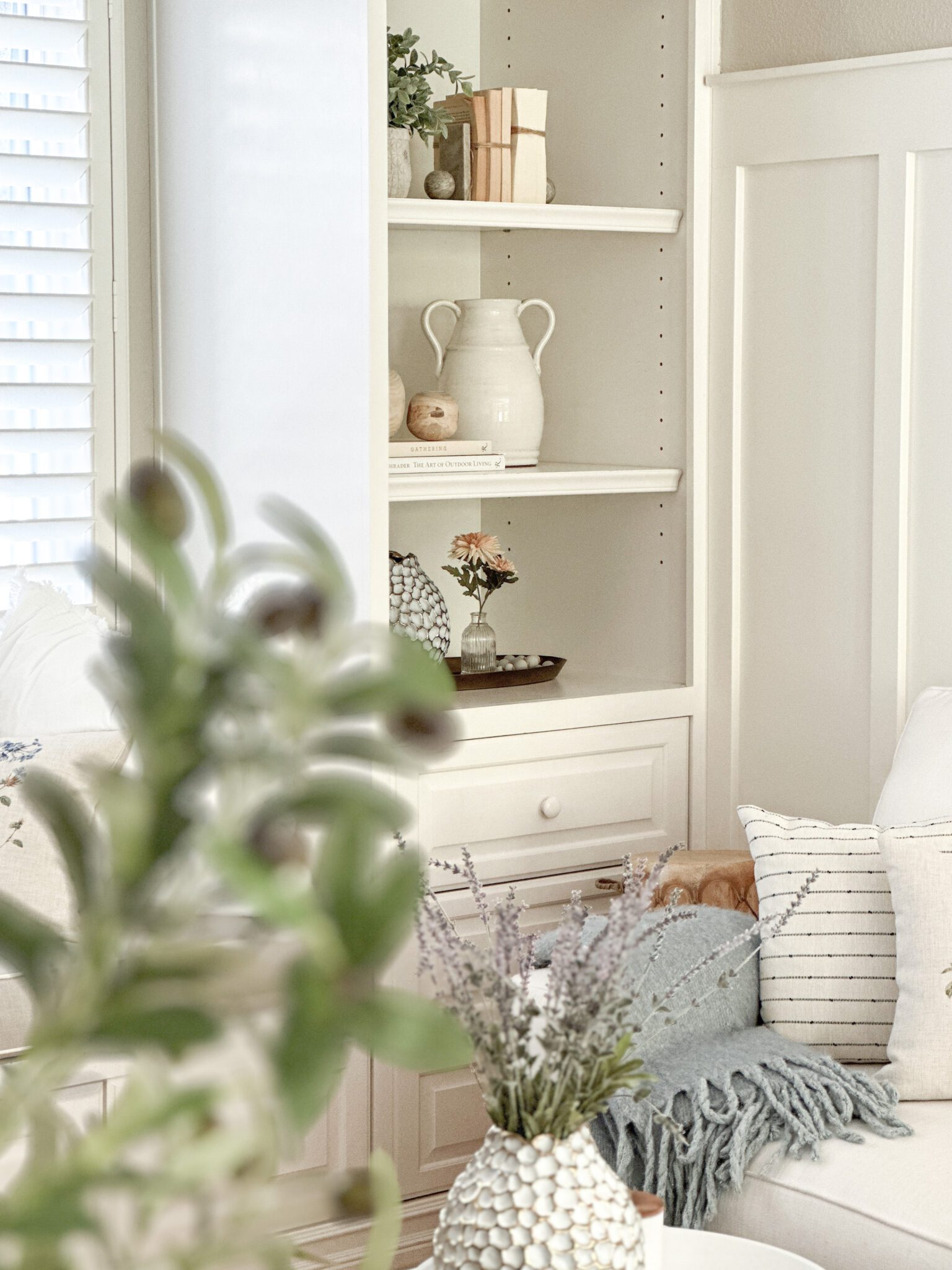 How to Style your Summer Shelves - Pasha is Home How to Style your Summer Shelves - Pasha is Home