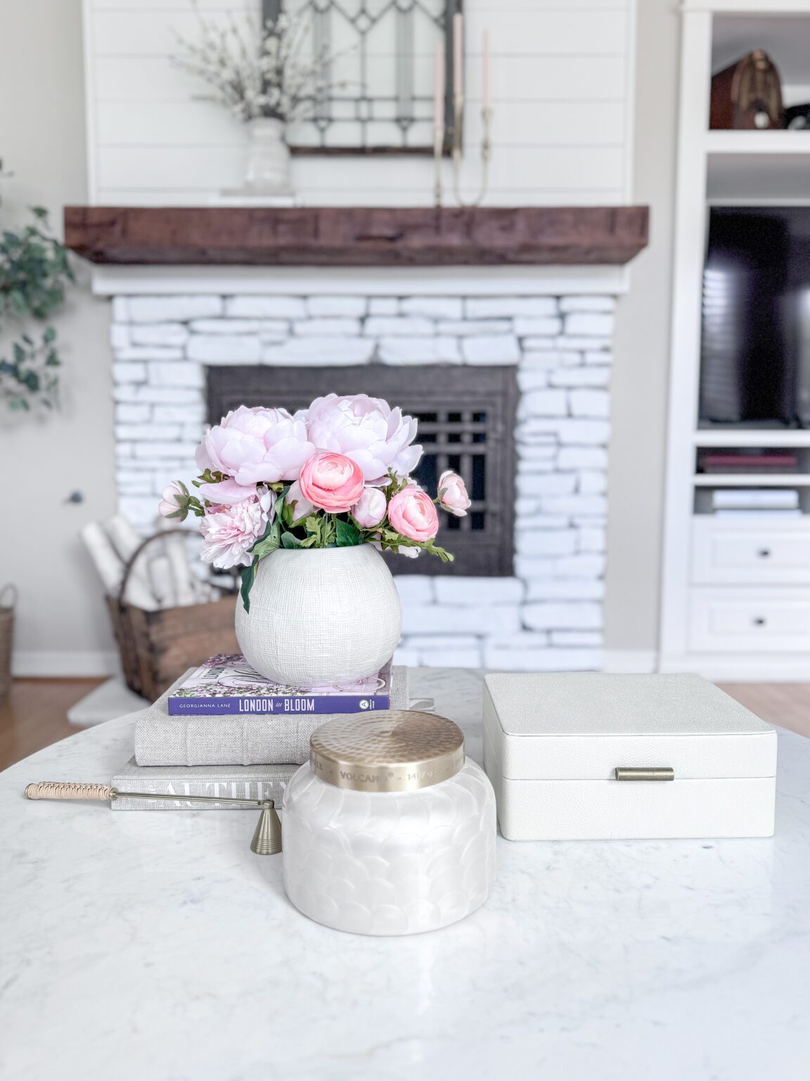 How to Blend Books into your Spring Decor - Pasha is Home