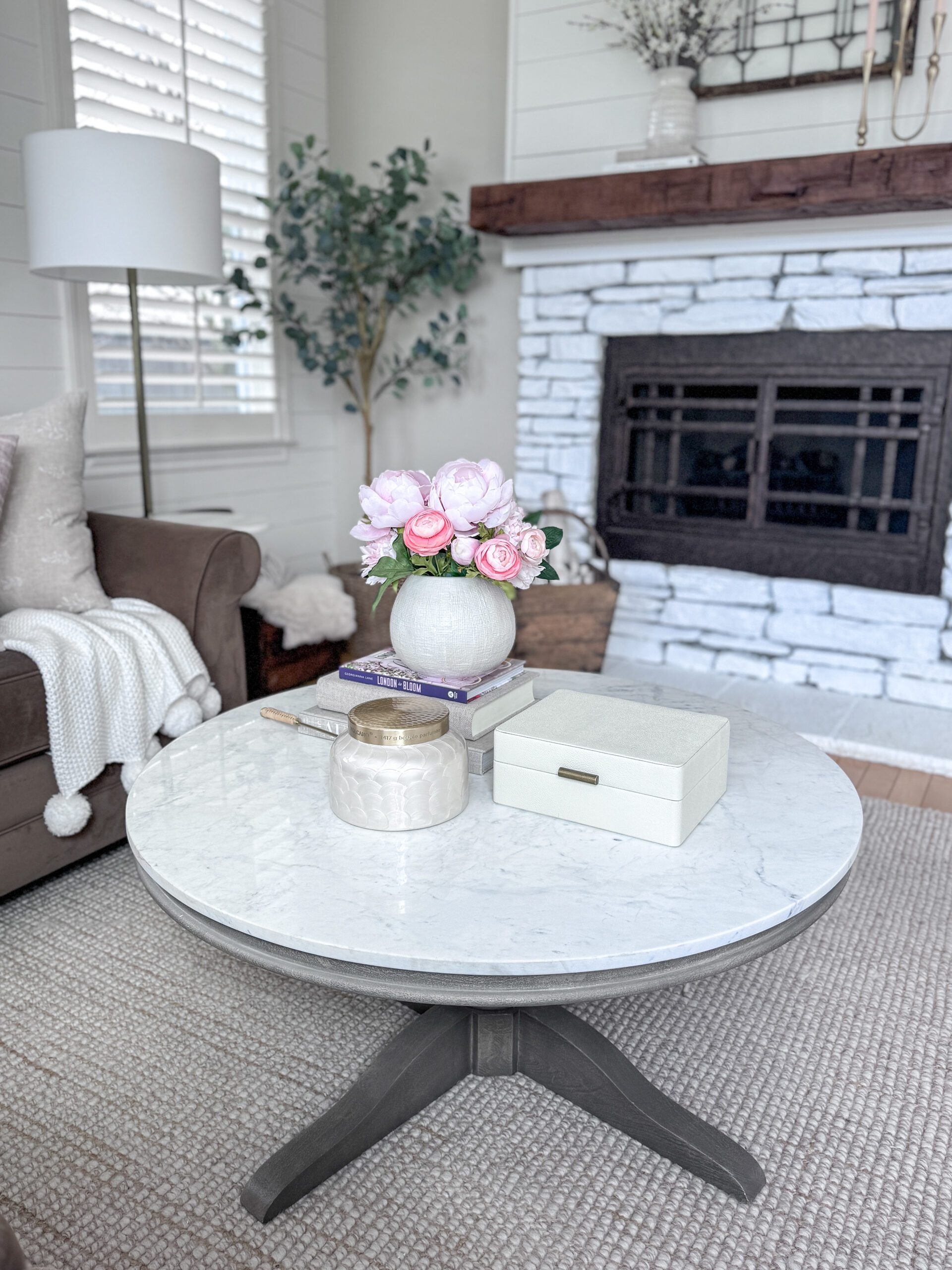 How to Blend Books into your Spring Decor - Pasha is Home